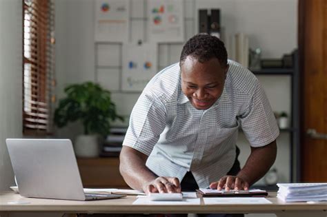 사무실에서 재무 그래프를 사용한 미국 아프리카 사업가 연구 및 분석 전략 차트 재무 보고서 개념 경과보고에 대한 스톡 사진 및 기타 이미지 Istock