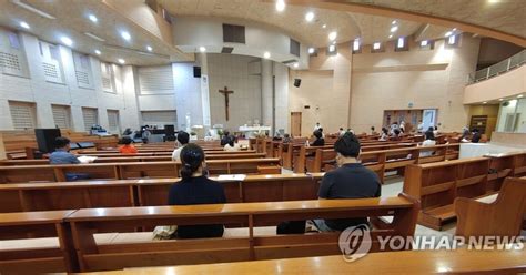 코로나19 방역수칙 지키며 대면 미사 재개