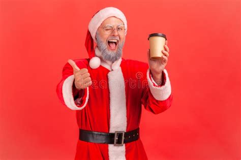 Retrato De Un Anciano Feliz Con Barba Gris Usando El Disfraz De Santa