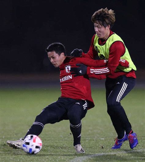 ＜u－23日本代表練習＞ミニゲームで田中（右）を押さえてパスを出す斉藤 ― スポニチ Sponichi Annex サッカー