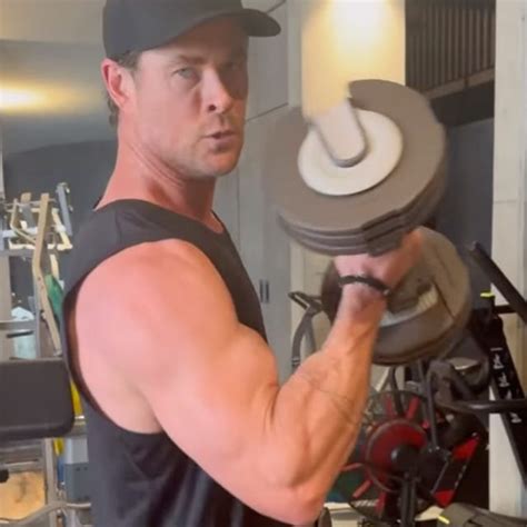 Chris Hemsworth Buigt Zijn Biceps Chris Hemsworth Flaunts His Bulging