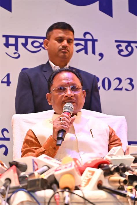 सर्चिंग के दौरान आईईडी ब्लास्ट में प्रधान आरक्षक की शहादत पर मुख्यमंत्री श्री विष्णु देव साय ने