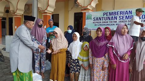 Takmir Masjid Al Falah Pamekasan Santuni 100 Yatim Janda Dan Duafa