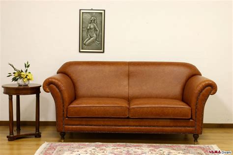 Divano Classico Stile Inglese In Pelle Marrone Chiaro Vintage