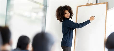 사무실에서 팀 회의 중에 전략을 발표하고 설명하는 전문 아프리카 여성 그래픽 디자인을 위한 빈 화이트 보드 프리젠테이션 연설에 대한 스톡 사진 및 기타 이미지 Istock