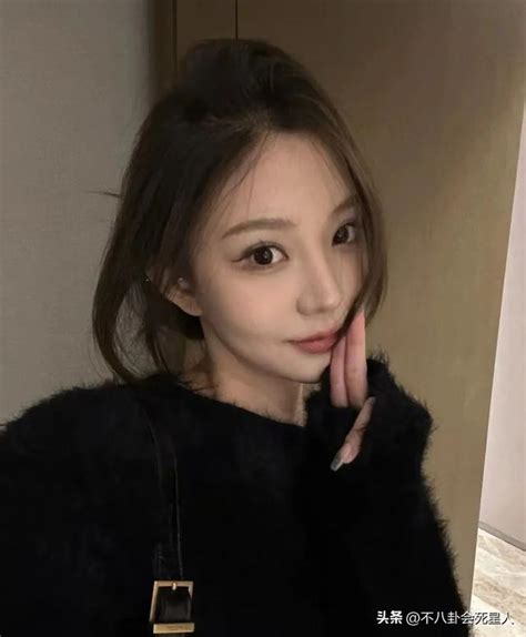 美女曬和王思聰合照，王思聰臉通紅站得筆直，兩人關係引猜疑 每日頭條