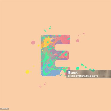 복숭아 배경에 분홍색 노란색 파란색 청록색 페인트의 여러 가지 빛깔의 혼합 반점이있는 편지 E 0명에 대한 스톡 벡터 아트 및