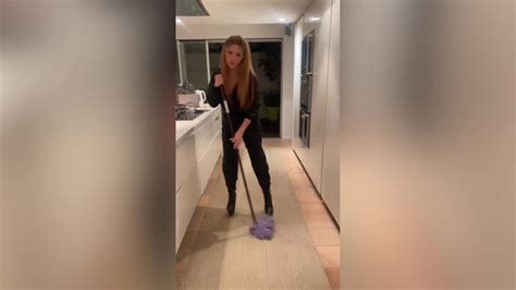 Shakira Sings Along To Szas Kill Bill In Valentine S Message To Ex Piqu