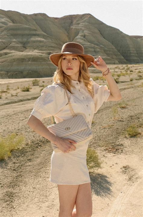 Güzel Ve Zeki Model Ceyda Yığman Moda Dergi Tv