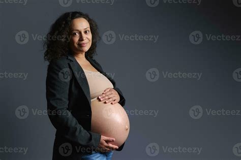 auténtico sonriente contento embarazada mujer participación su desnudo