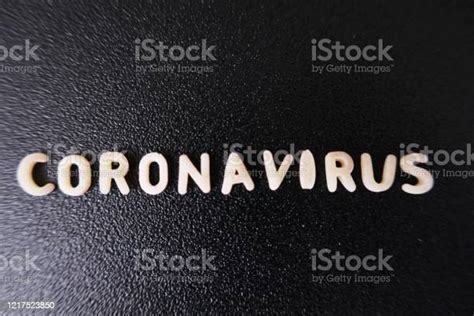 코로나 바이러스 개념 검은 배경에 흰색 문자단어 코로나 바이러스 코로나 바이러스 감염 전염병 의학 및 건강 신문 헤드라인에 대한 스톡 사진 및 기타 이미지 Istock