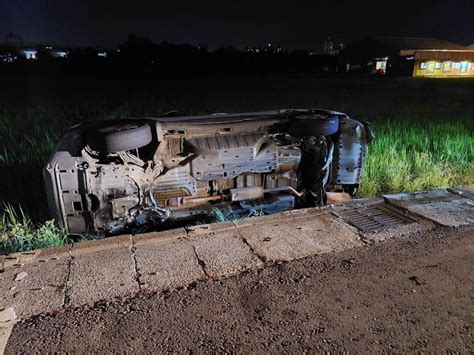 【有片】硬要上路！酒駕男失控撞路旁車害摔落農田