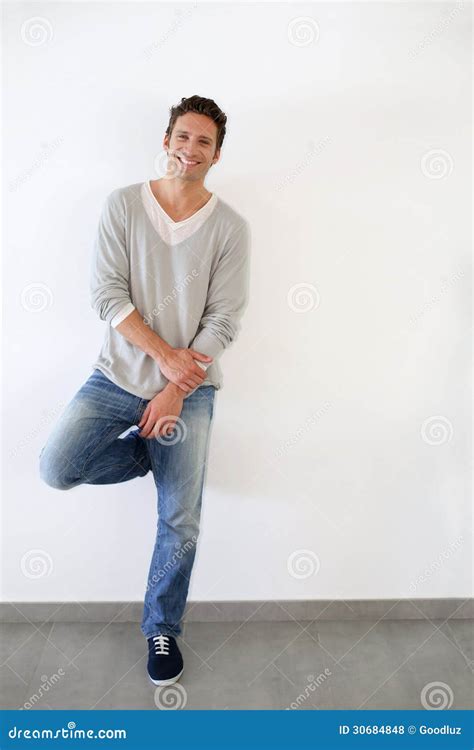 Hombre Sonriente Foto De Archivo Imagen De Adulto Relajado 30684848