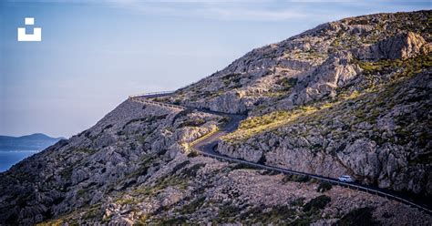 산 근처 도로를 주행하는 흰색 자동차 사진 Unsplash의 무료 스페인 이미지