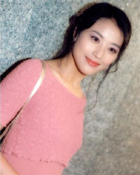 年过五十的周海媚，同框年轻女演员毫无压力，曾经的她美不胜收 搜狐大视野 搜狐新闻