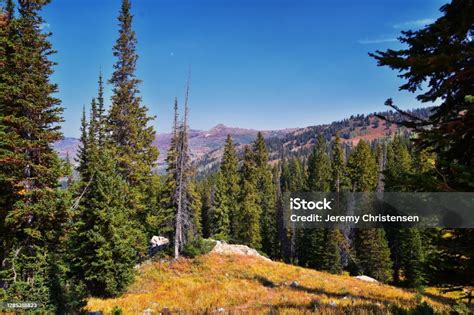 그레이트 웨스턴 트레일 바이 브라이튼 리조트의 선셋 피크까지 하이킹 트레일의 메리 마스 캐서린 호수 전망 로키 산맥 와사치