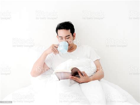 행복한 아시아 남자 책을 읽고 침대에서 커피를 마시고 주말 개념에 남자 라이프 스타일 게으름에 대한 스톡 사진 및 기타 이미지