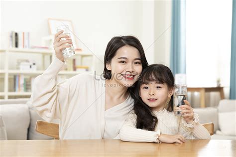 집에서 어머니와 딸 식 수 사진 무료 다운로드 Lovepik