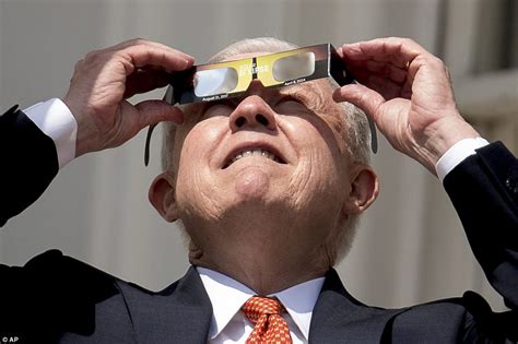Trump Eclipse Viewing Sees President Peek Without Glasses Daily Mail