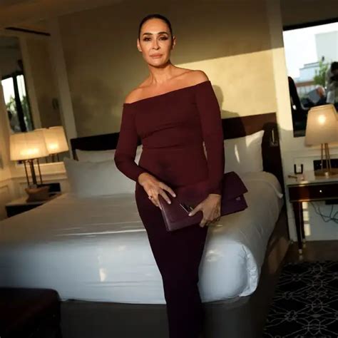 Entramos En El Baño Vestidor De Vicky Martín Berrocal Encimera De Mármol Estanterías De Madera