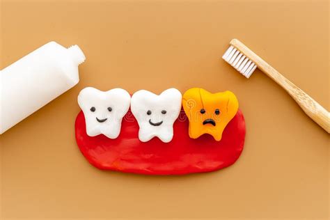 Modelos De Dientes Con Caries O Placa Y Cepillo De Dientes Concepto De Salud Oral Imagen De