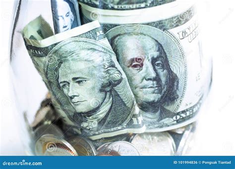 Monedas Y Billete De Banco En Un Tarro De Cristal En El Fondo Blanco