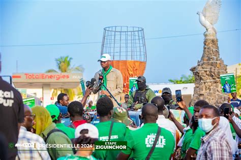 Ziguinchor Aliou Mamadou Dia lâche la colombe de la paix Photos