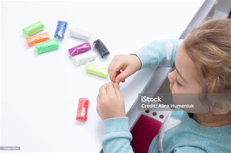 테이블에 있는 소녀는 모델링 반죽을 가지고 놀고 있습니다 미세 한 운동 기술을 위한 어린이 게임 2 3 살에 대한 스톡 사진 및 기타 이미지 Istock