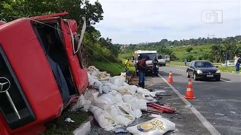 Motorista fica ferido após caminhão que dirigia tombar na BR 324 parte da carga caiu na pista