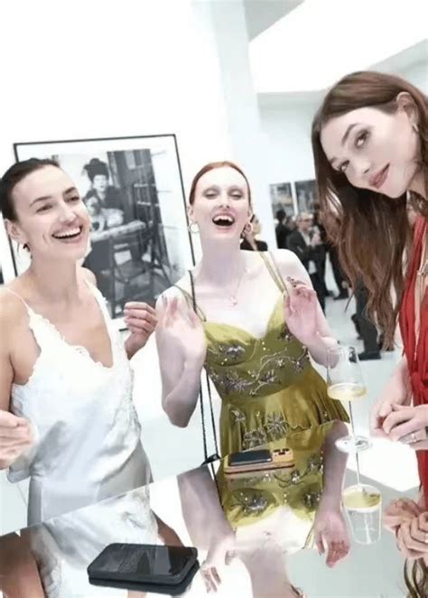 Lv太子妃找回失散的亲妹妹！穿针织裙抱住妹妹哭泣，老公一脸心疼水果造型黑色