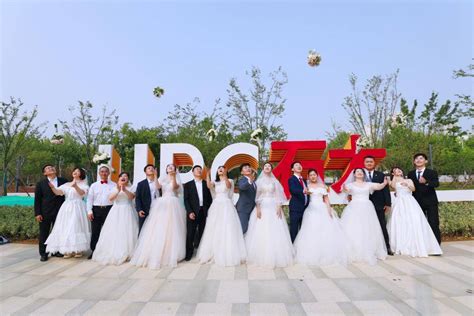 浪漫“爆表”，石大49对校友新人重回母校参加集体婚礼摄影杨安见证