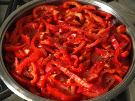 Вкусный рис под шубой из перца и помидор на овощной подушке - пошаговый ...
