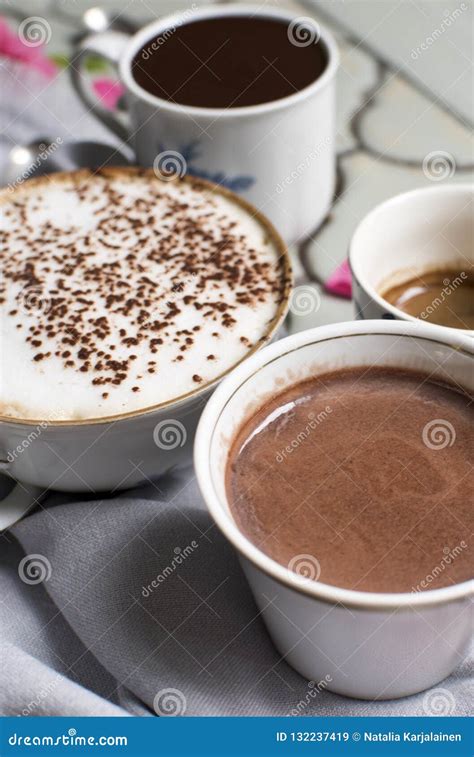 Разные виды кофе 4 чашки горячих ароматичных кофе и шоколада Бельгийский горячий шоколад