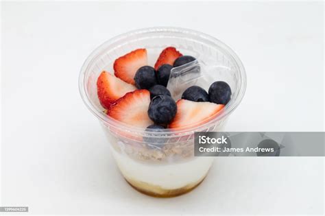 흰색 배경에 플라스틱 컵에 딸기가 들어간 간단한 그리스 요구르트 파르페 파르페에 대한 스톡 사진 및 기타 이미지 파르페 야쿠르트 플라스틱 Istock