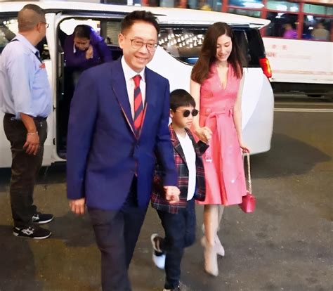 许晋亨个人资料（59岁许晋亨独自拄拐看诊，步履蹒跚健康引人担忧，不见太太李嘉欣） 说明书网