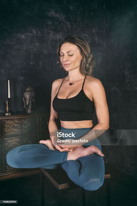 스포츠 유니폼을 입은 매력적인 소녀는 벽난로와 양초가있는 오래된 방에서 요가를합니다 30 34세에 대한 스톡 사진 및 기타 이미지 30 34세 35 39세 가냘픈