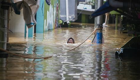 Permukiman Warga Kebon Pala Jakarta Timur Terendam Banjir Hampir 2 Meter