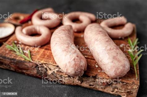 石の背景にスパイスを持つ異なる生ソーセージ おやつのストックフォトや画像を多数ご用意 おやつ ウクライナ カラー画像 Istock
