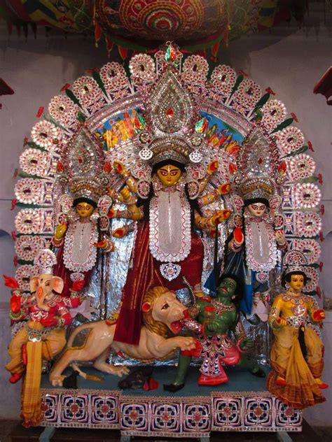 মহাষ্টমীর দিন গাভী পুজো অনুষ্ঠিত হয় চোরবাগানের শীলবাড়িতে