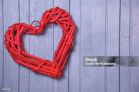 나무 회색 보드의 배경에 고리버들 천연 재료로 만든 양식에 일치시키는 붉은 마음 비문에 대 한 장소가 있다 2월에 대한 스톡