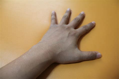 무료 이미지 남자 다리 손가락 팔 닫다 인간의 몸 피부 무지 그 손 감각 2592x1728