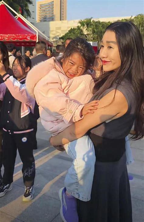 赌王千金何超盈携女现身，辛千觅长相引热议：赌王家族最丑孩子？