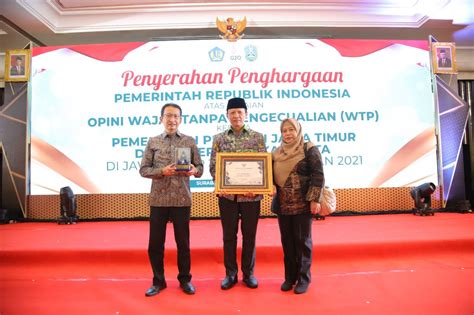 Pemerintah Kabupaten Pemkab Probolinggo Menerima Plakat Dan Piagam