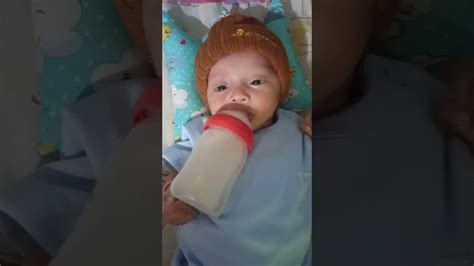 Azzam Bisa Pegang Botol Susu Sendiri Youtube