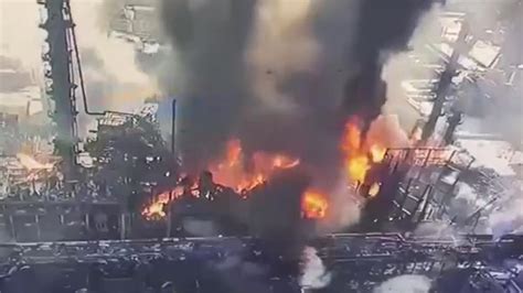 中國遼寧化工廠爆炸濃煙驚悚竄天 化學消防車緊急出動