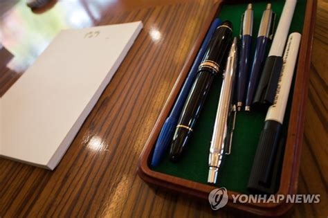 책상 위 필기도구들 연합뉴스