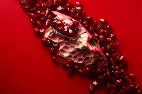 루비 익은 신선한 육즙 슬라이스 석류 는 붉은 배경에 고립 0명에 대한 스톡 사진 및 기타 이미지 0명 개념 건강한 식생활 Istock