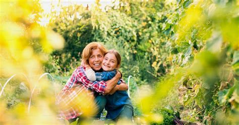 그녀의 손녀와 함께 야채를 수확하는 행복한 건강한 노인 여성 여자와 작은 소녀 정원 가꾸기 사진 Unsplash의 가로 이미지
