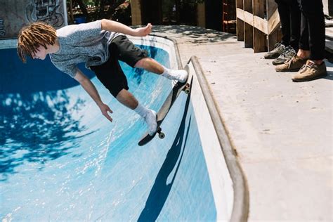 Skater Auf Rampe Runter Kostenlose Foto