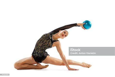 젊은 유연한 소녀의 초상화 흰색 스튜디오 배경 위에 고립 된 파란색 공으로 리듬 체조 선수 훈련 14 15 살에 대한 스톡 사진 및 기타 이미지 Istock